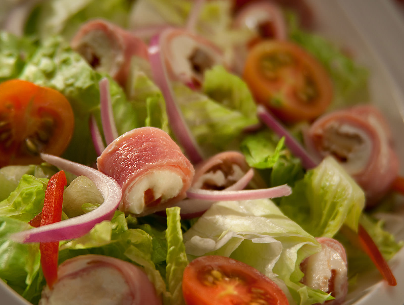 Ensalada de Lechuga con Rollos de Jamón - Induveca