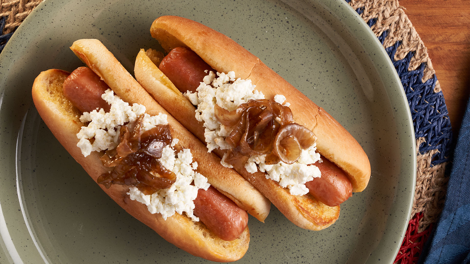 Hot Dog con queso de cabra y topping de cebolla caramelizada - Induveca
