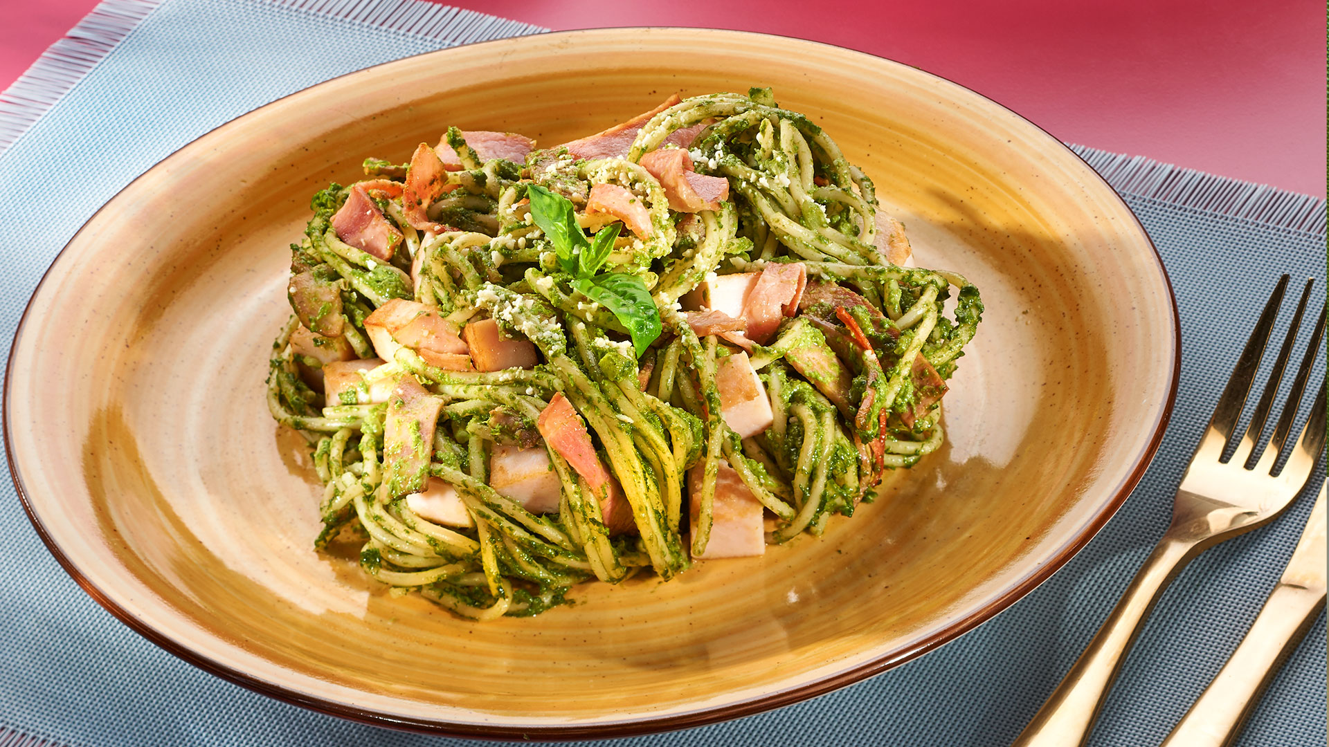 Pasta al pesto de espinaca con Jamón de Pechuga de Pavo Caserío - Induveca
