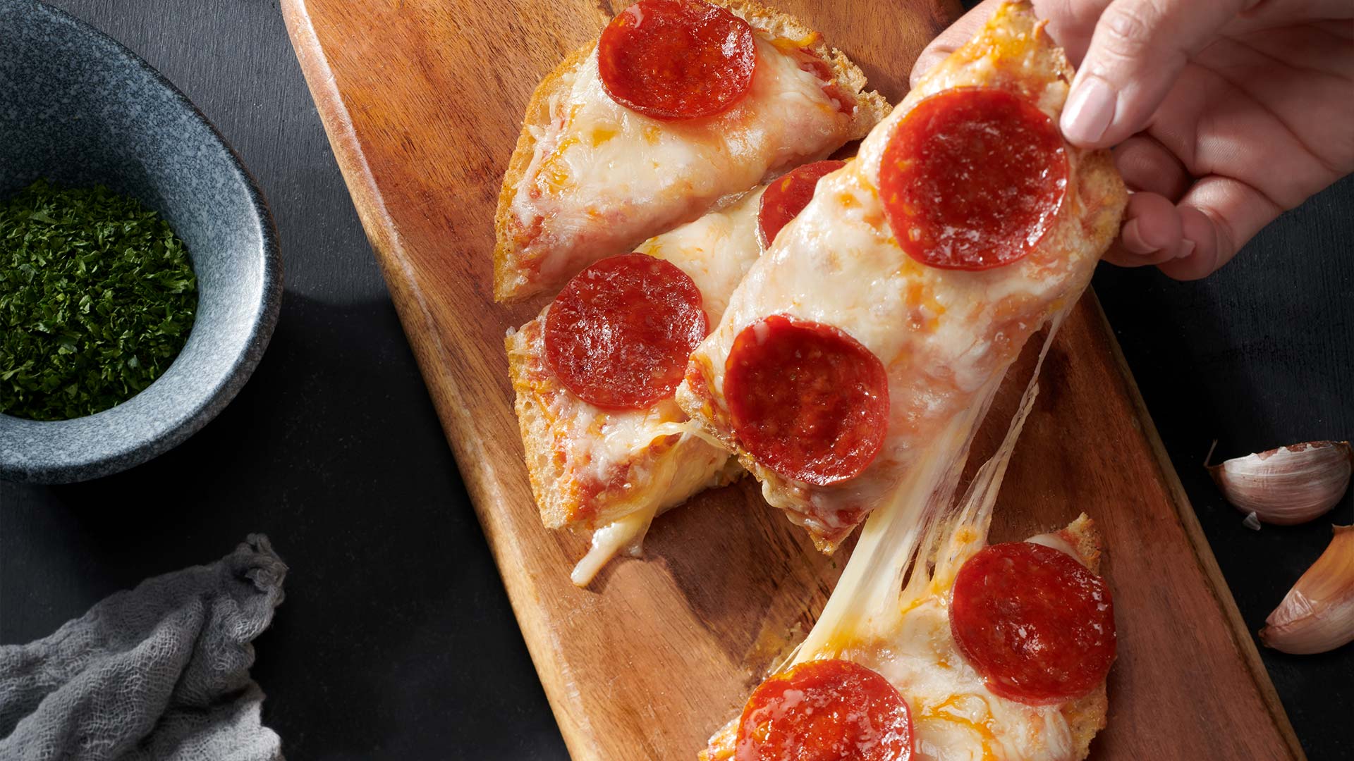 EASY CHEESY GARLIC BREAD - Induveca