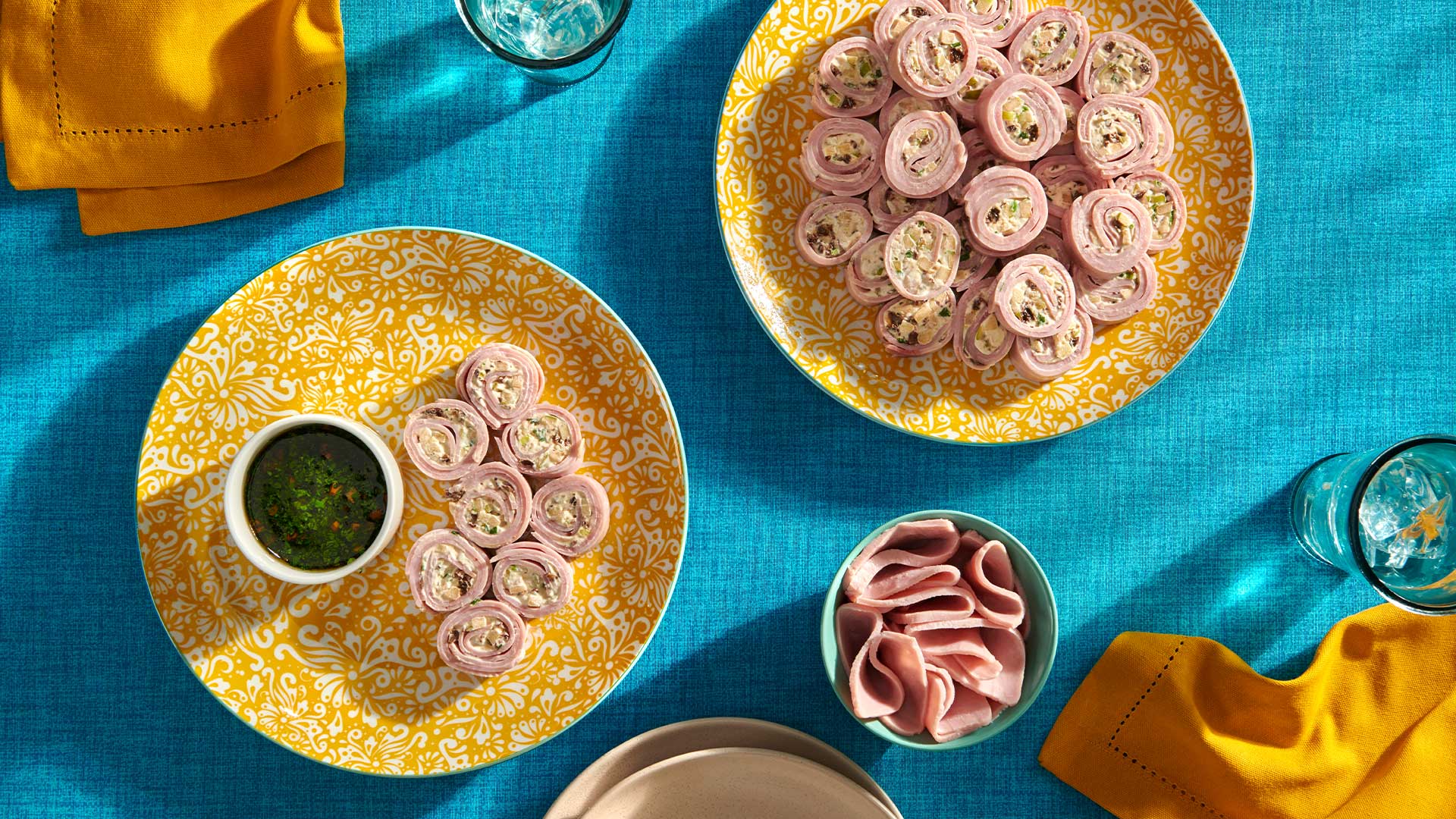 ROLLITOS DE JAMÓN CASERÍO, CON CREAM CHEESE, MANZANA VERDE Y PASAS ...