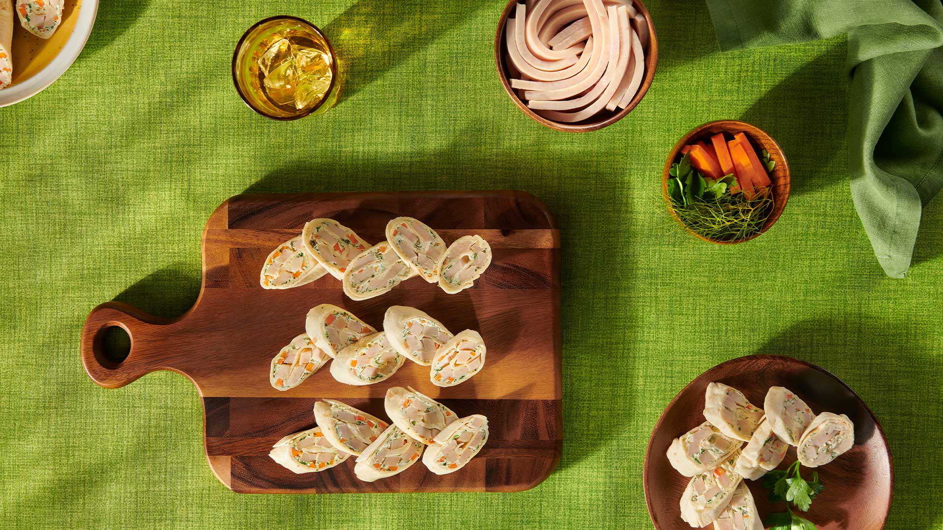 MINI WRAPS DE JAMÓN CASERÍO, CREAM CHEESE, ALCAPARRAS, ZANAHORIA Y ...